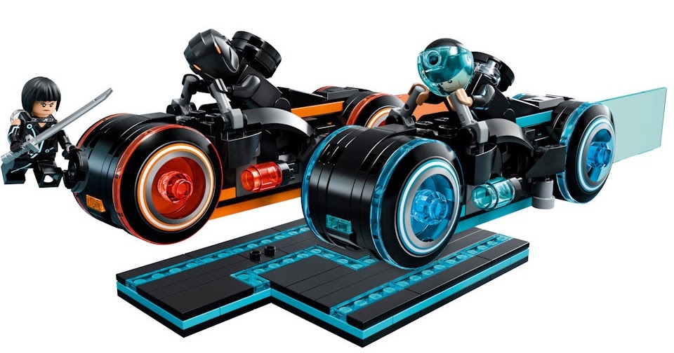 NEWS: The LEGO Tron Light Cycle set is here. Woop! | The Test Pit