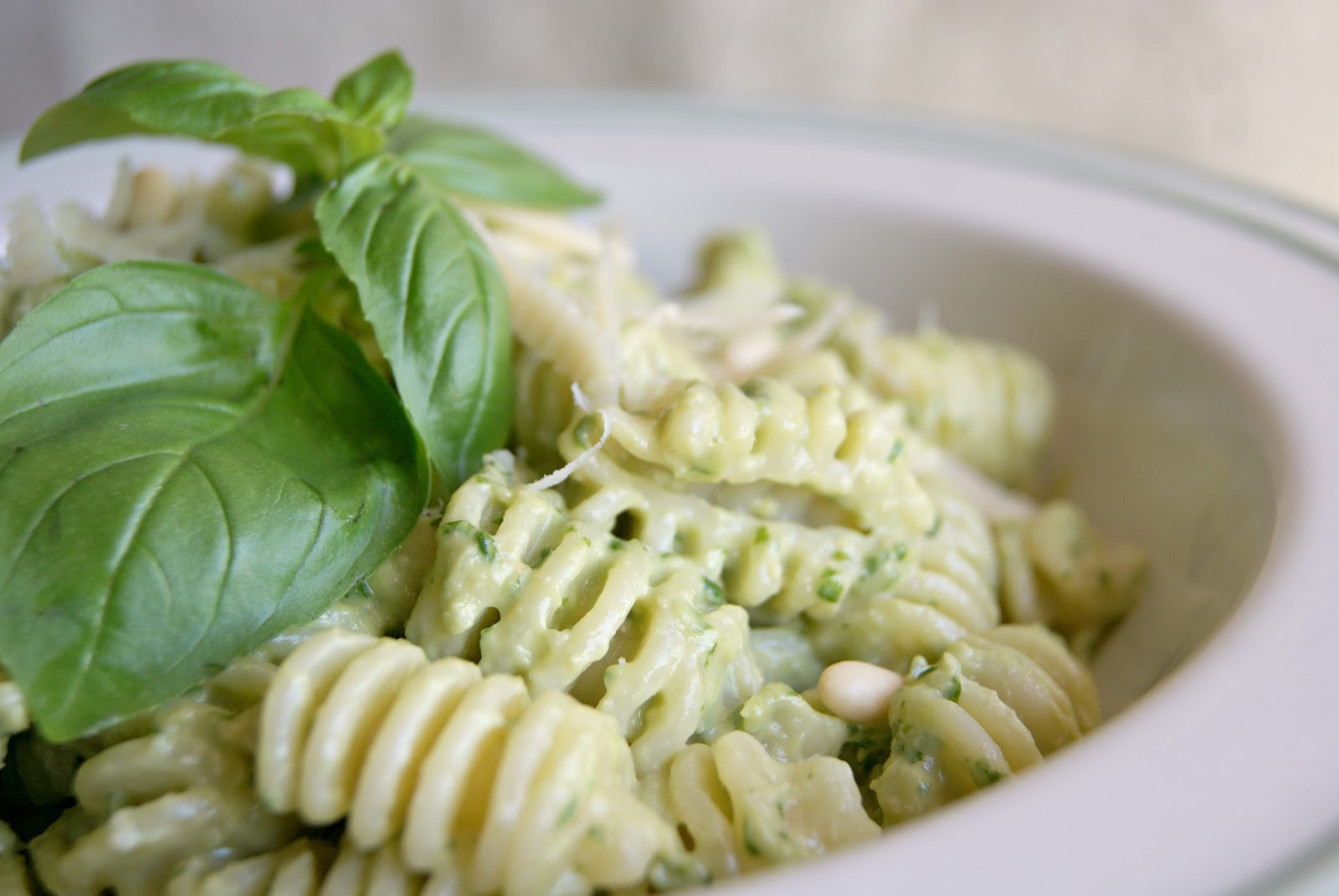 Sun and Veggies: RADIATORI AL PESTO VEGANO DE AGUACATE