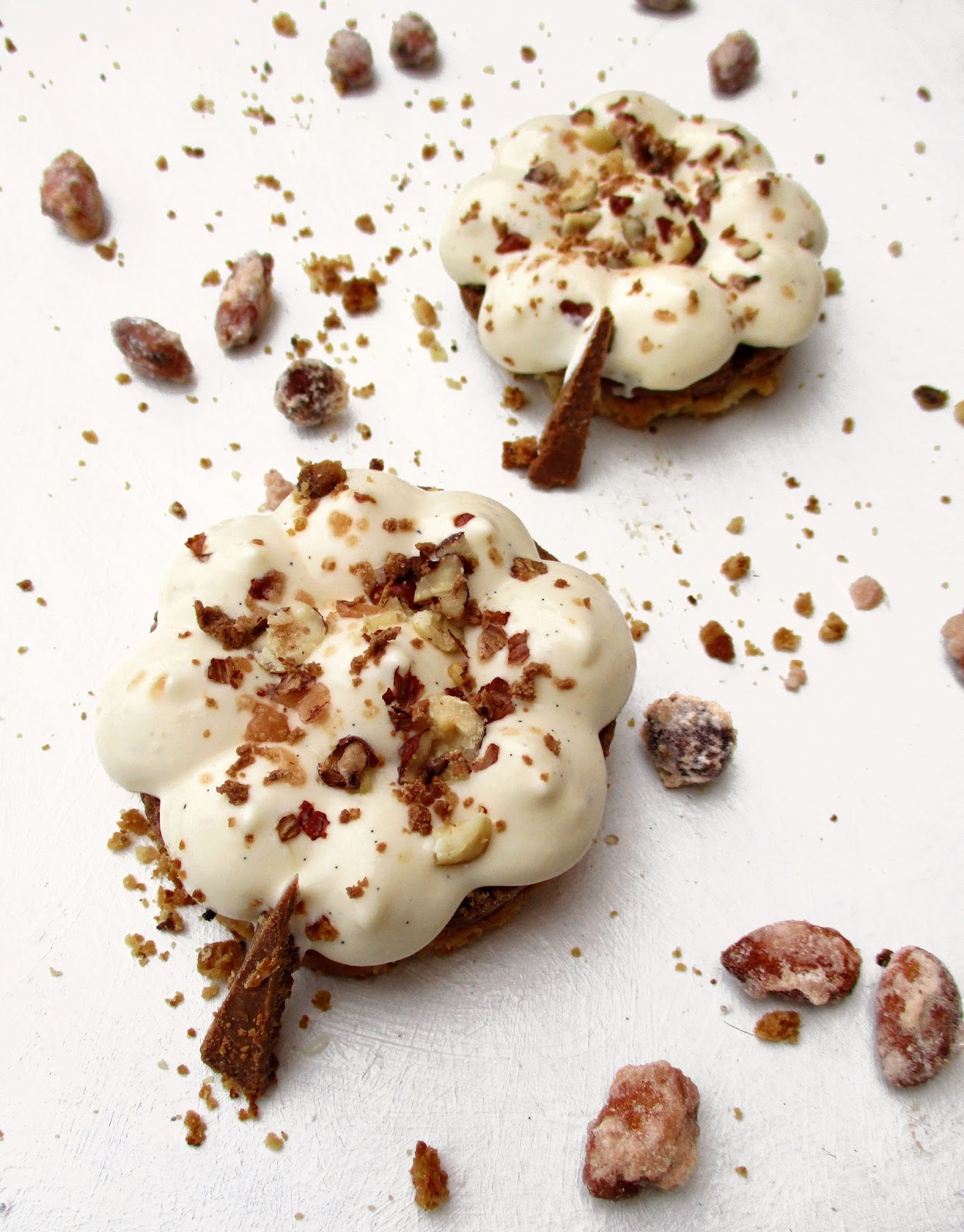 Flocons de Noël / Sablé Pralines, Feuillantine & Mousse Vanille de ...