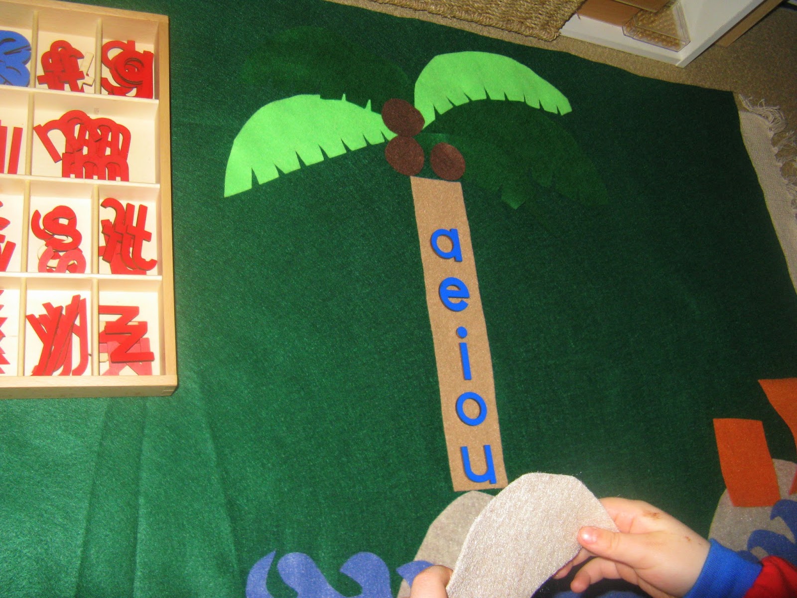 Montessori Felt Vowel Tree DIY with Free Template & Vowel Practice Free ...