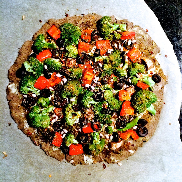 Greeneiro: Veggie (almost vegan) buckwheat pizza