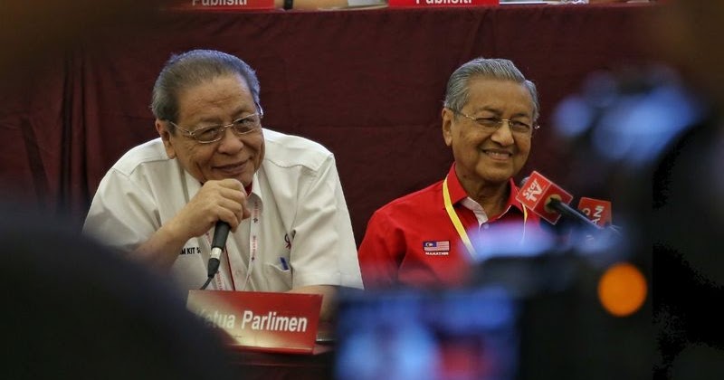 Mahathir Gembira Bendera DAP Dalam Kampung Melayu...Apa Sudah Jadi ...