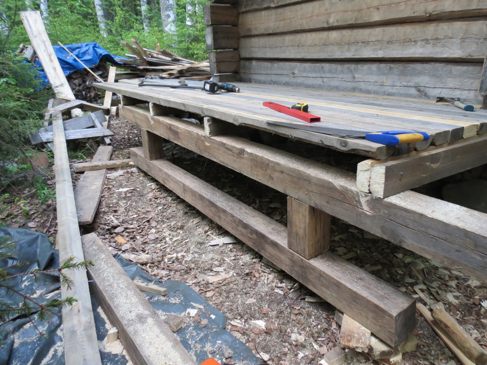 perunakuoppa: Lauteet, ikkuna ja terassi saunaan.