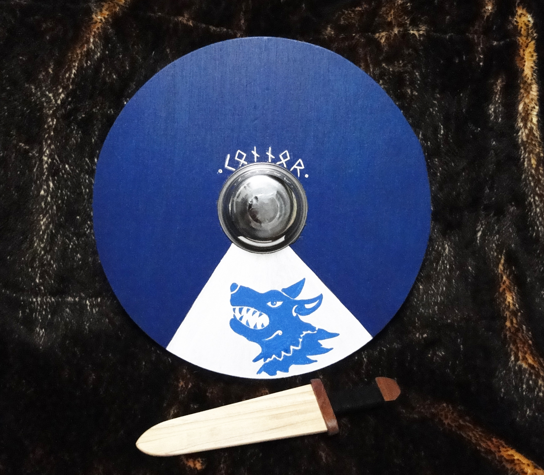 Skull and Crown: Form wee shield wall!