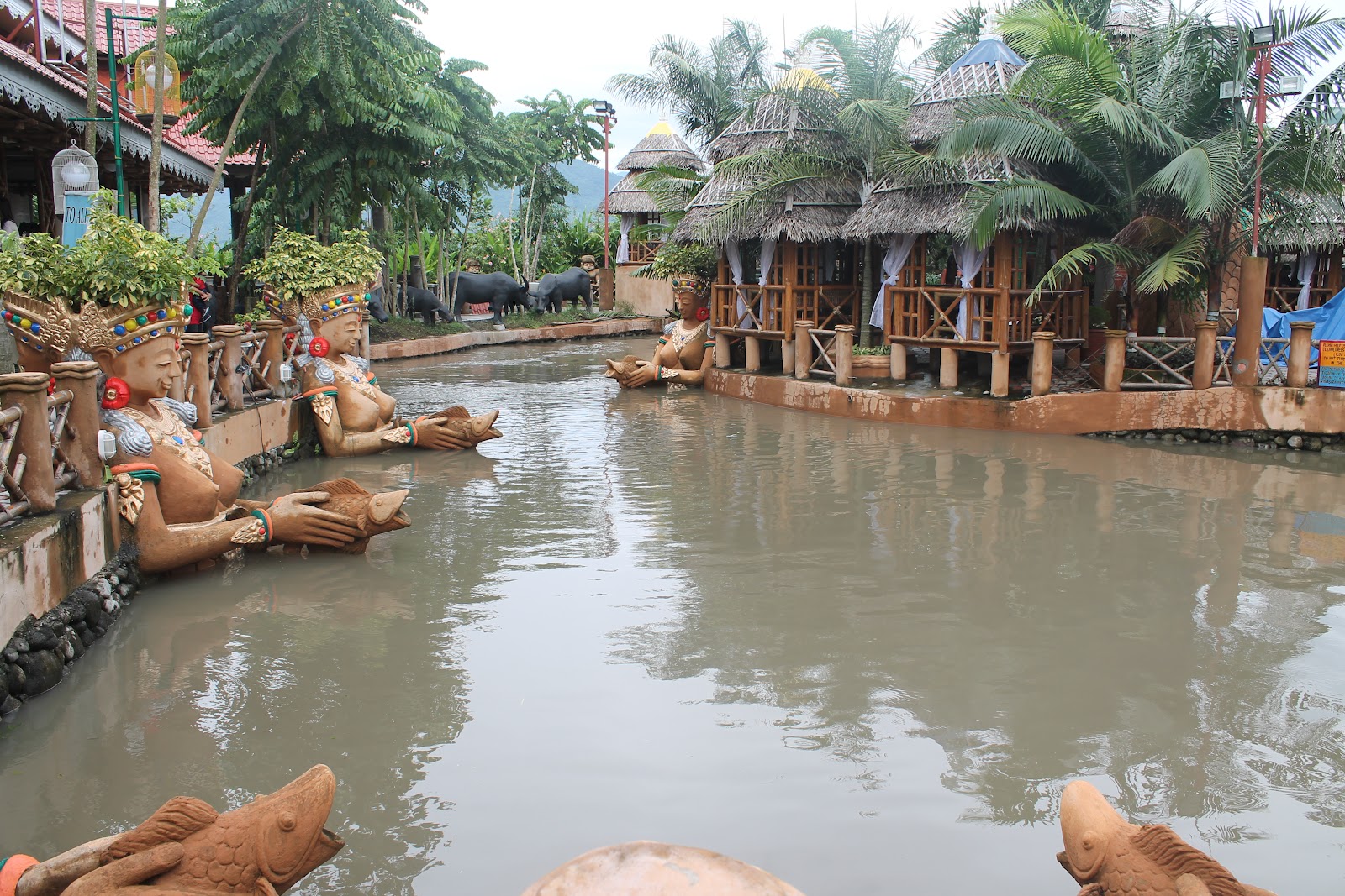 LaiCa: Isdaan Floating Restaurant, Laguna