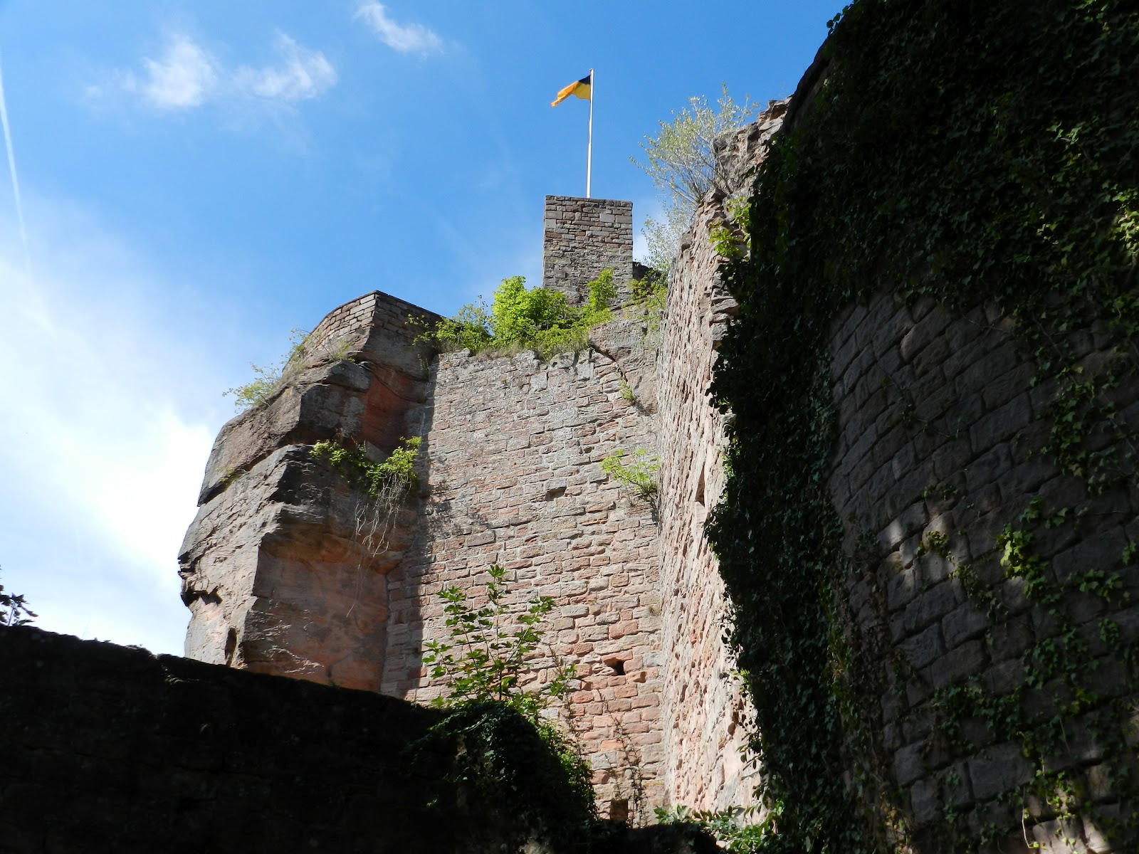Swedlunds on a roundabout: Nanstein Castle at Landstuhl