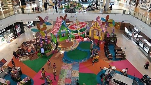 (Eat to Live) or (Live to Eat): Raya Decor