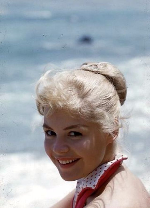 Stunning Color Photos of Sandra Dee From Between the 1950s and 1960s ...