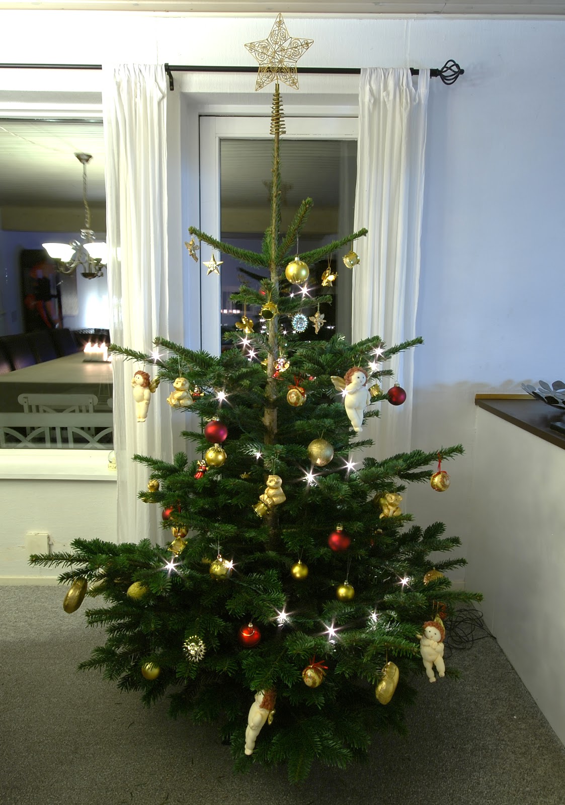 Carla og krudtuglen: Juletræet med sin pynt