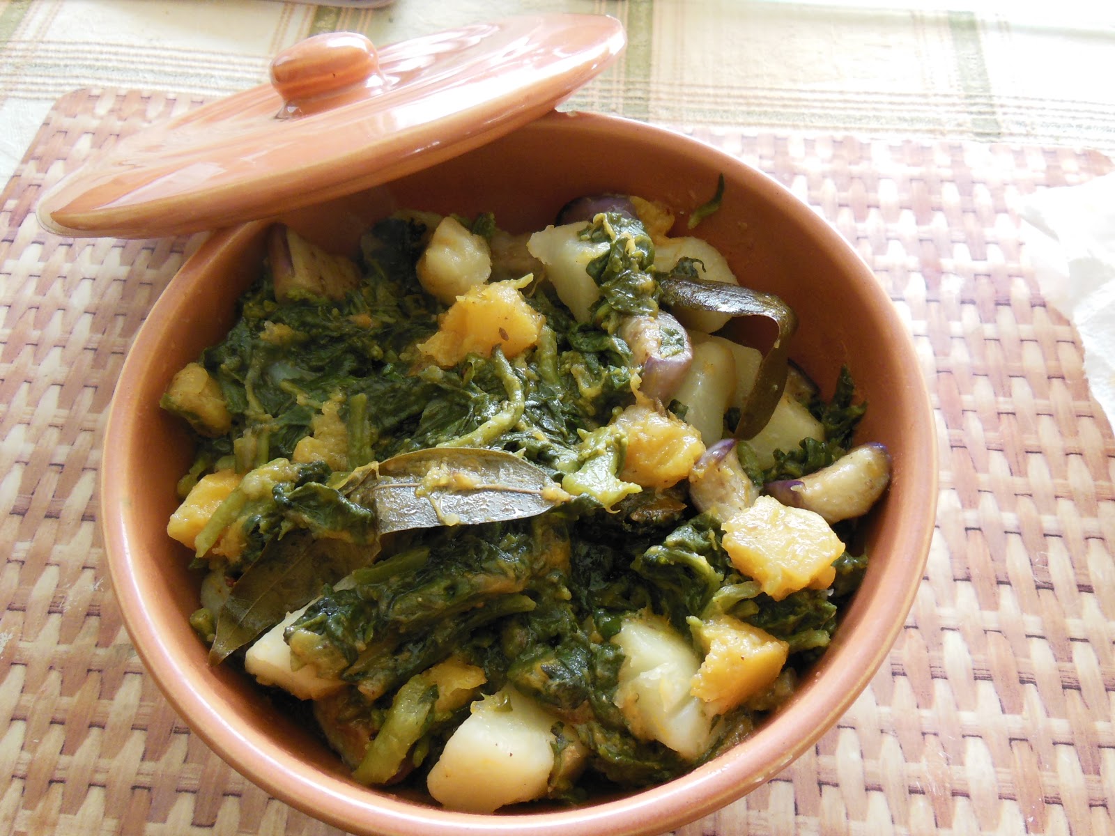 Chumkie's Kitchen : Pui Shaak er Ghonto - Indian Spinach with Vegetables