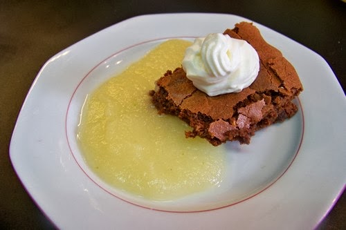 Cuisine en folie: Reine de Saba, coulis de poire et chantilly au gombava