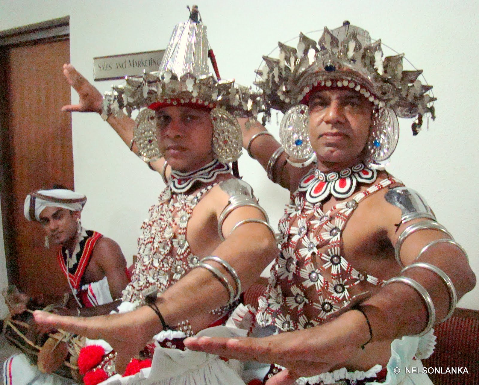 Discover-SriLanka: SRI LANKA - KADYAN ' VES' DANCERS