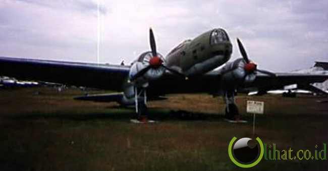 10 Orang ini masih Hidup setelah jatuh dari Ketinggian Ribuan Kaki ...