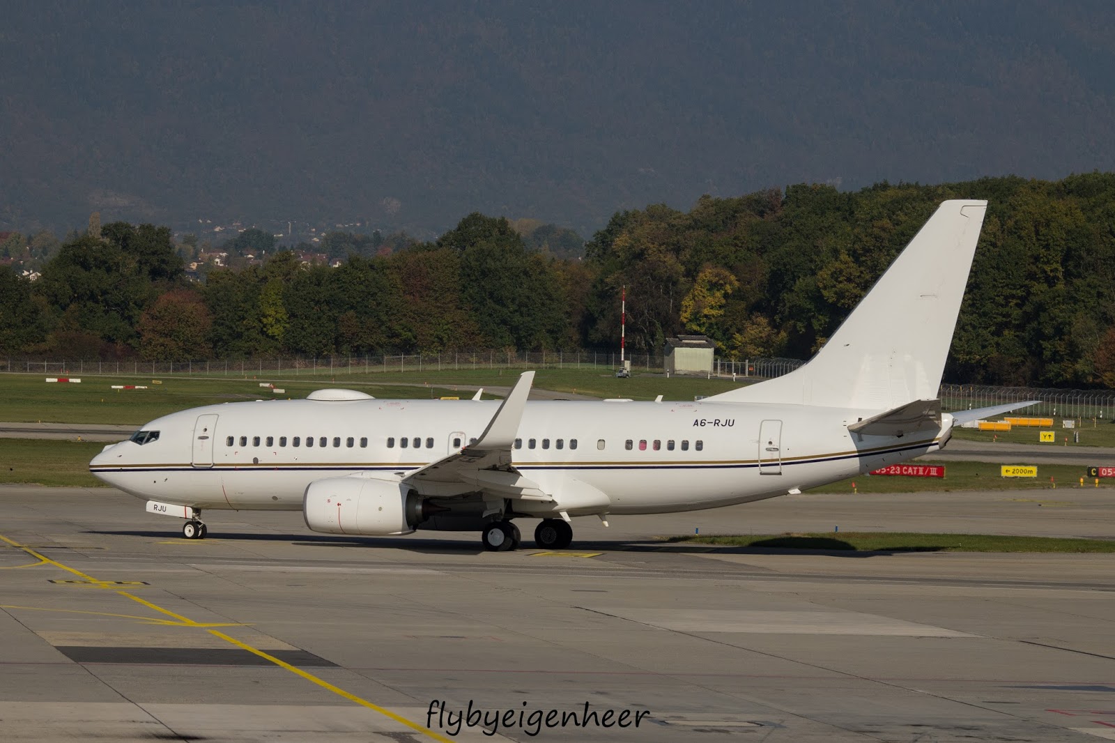 FLUGZEUGE Privatjets etc: A6-RJU Boeing B737-77W/W BJJ B737 > ROJ