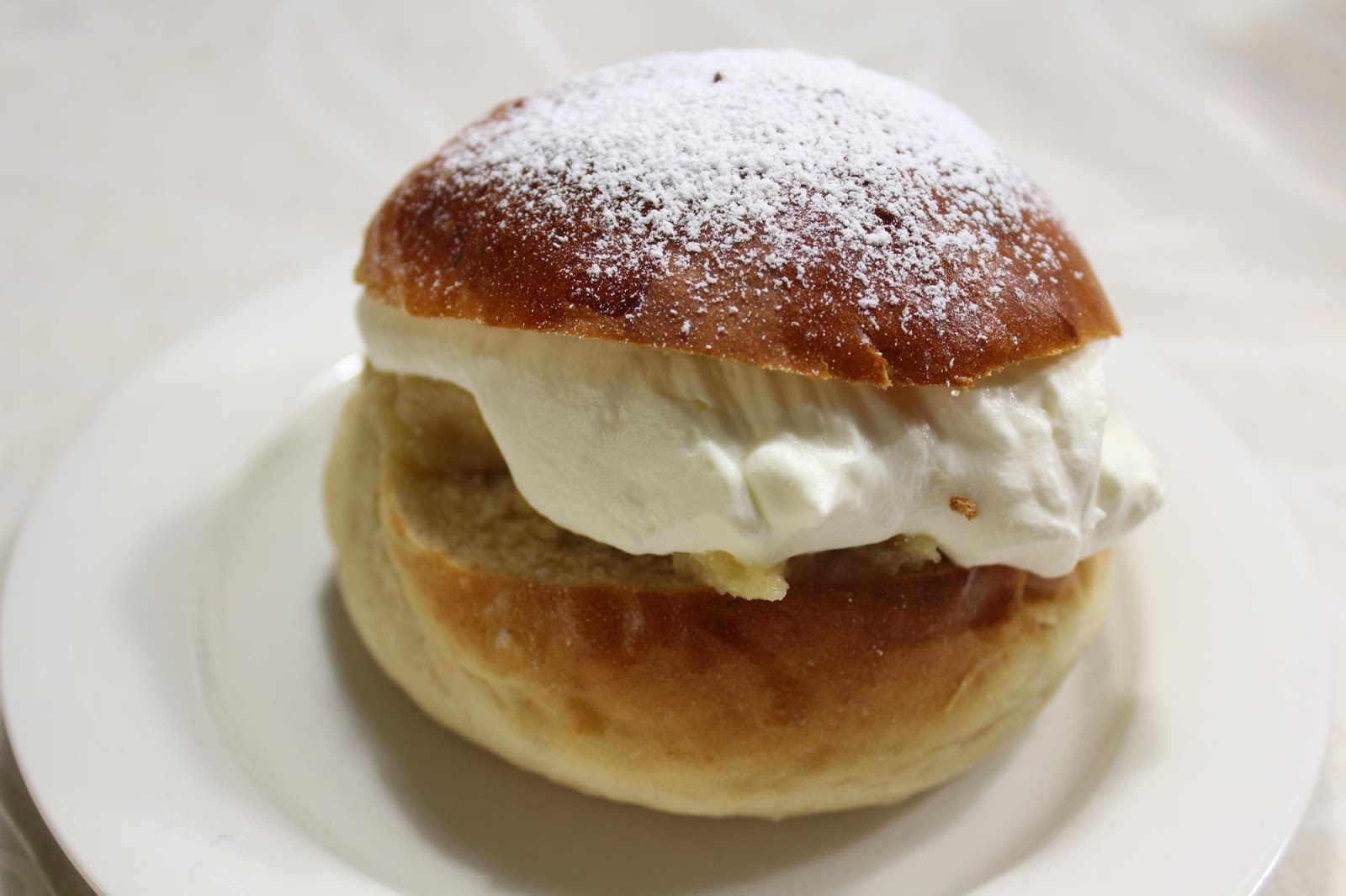 ArjaMarjan keittiössä katettua!: Ruotsalainen laskiaispulla, semla