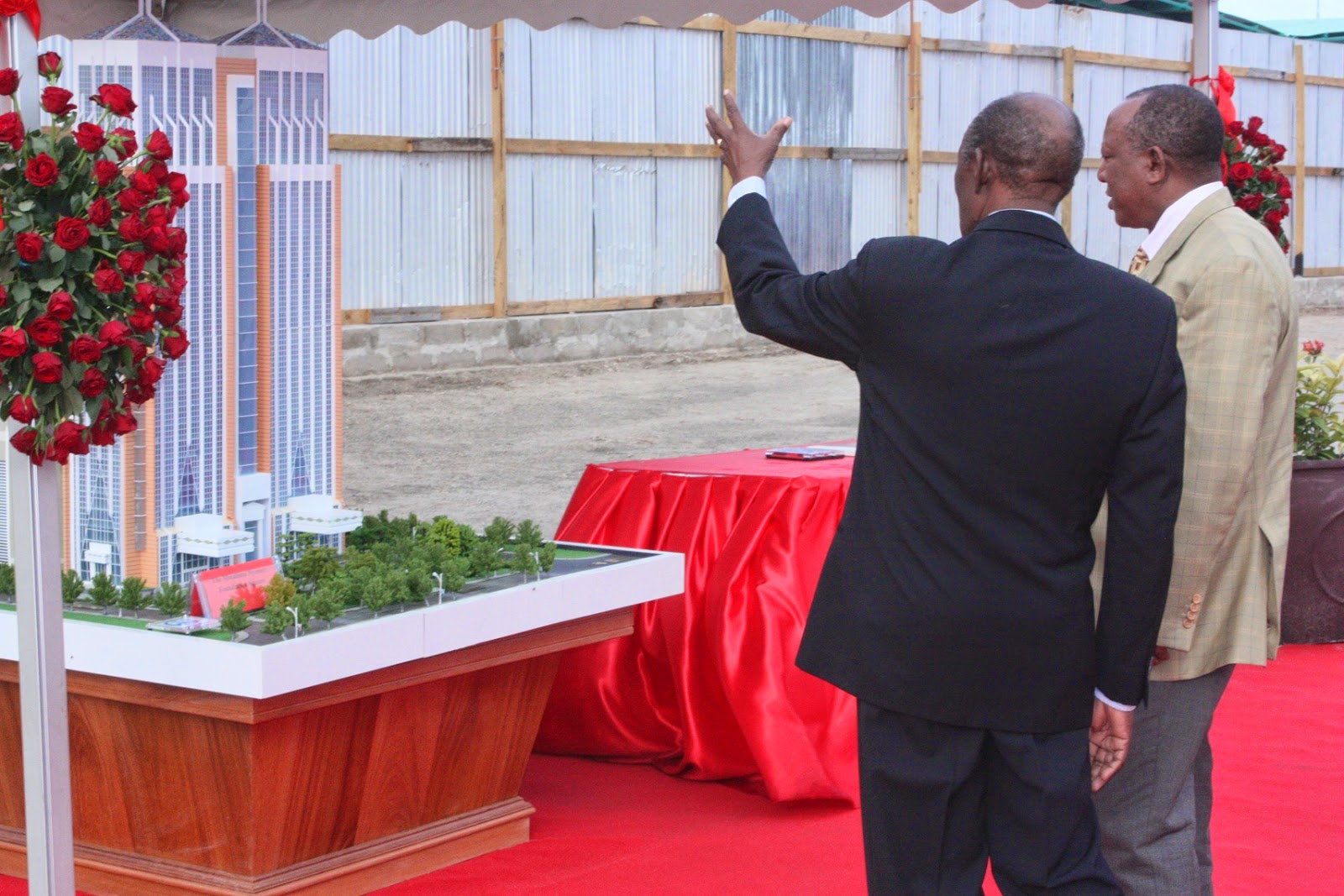 Marais, Mawaziri wakuu na Mama Maria Nyerere katika uzinduzi wa jengo ...