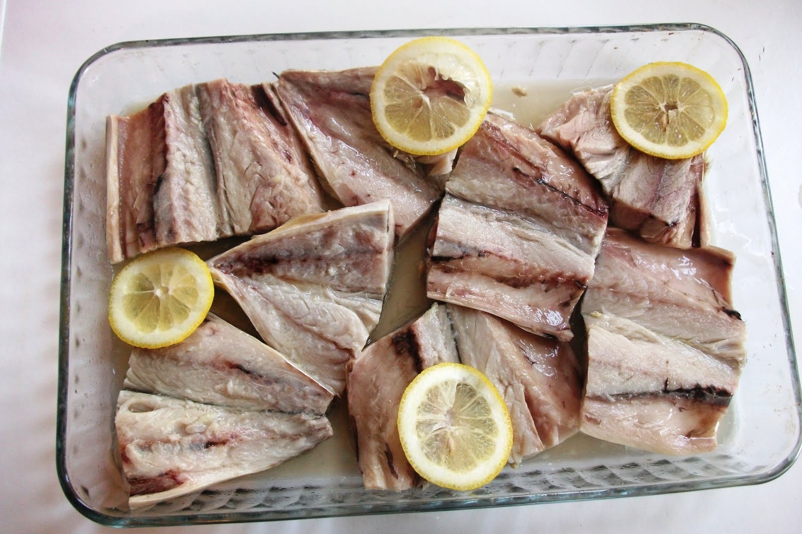 Macrou cu lamaie si sos tzatziki