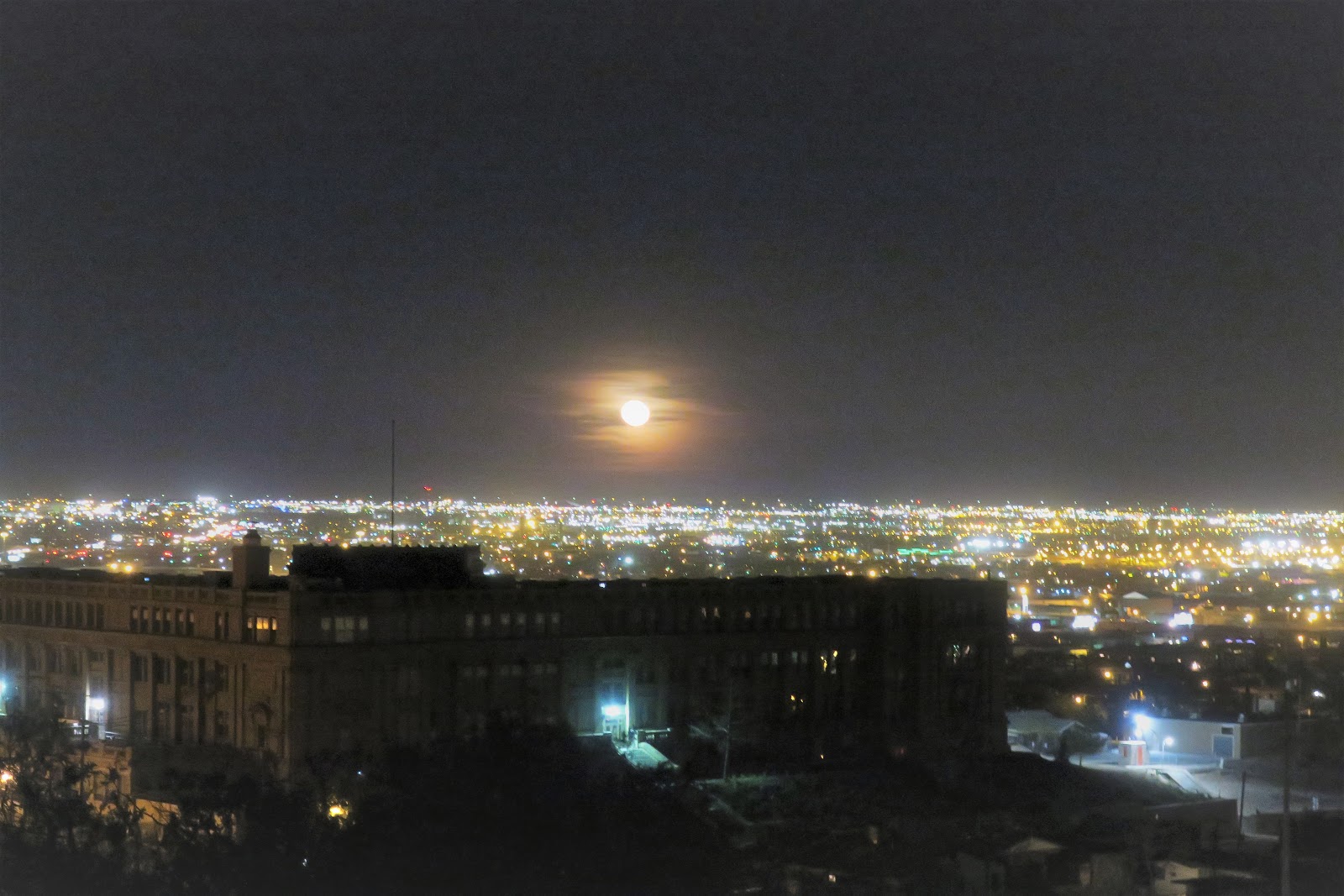 Living Rootless: El Paso: Another Gosh Darn Beautiful Full Moon