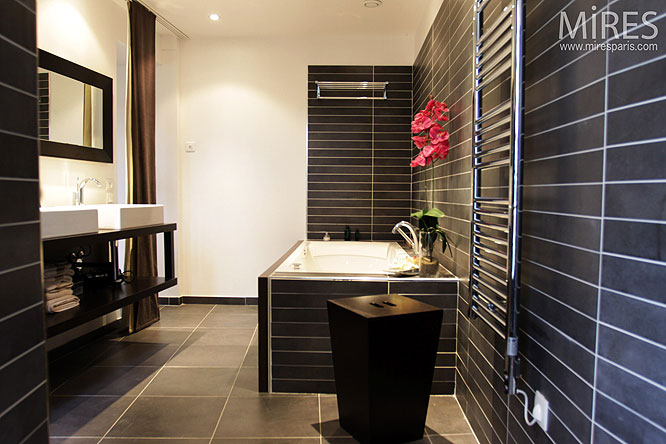 Casa si gradina: Baie cu faianta neagra