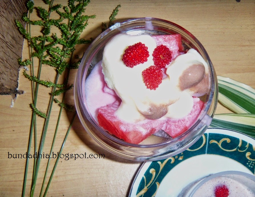 Eskrim puding yang lembut dan manis siap dinikmati.
