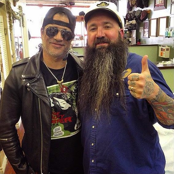 Slash tatua coordenadas de nova namorada no pescoço