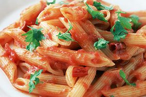 ΝΟΣΤΙΜΑ ΣΠΙΤΙΚΑ ΦΑΓΗΤΑ ΚΑΙ ΓΛΥΚΑ: ΖΥΜΑΡΙΚΑ ΜΕ ΠΙΚΑΝΤΙΚΗ ΣΑΛΤΣΑ