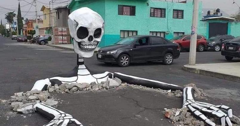 El mexiquense Hoy: Calavera gigante emerge del pavimento en Tláhuac