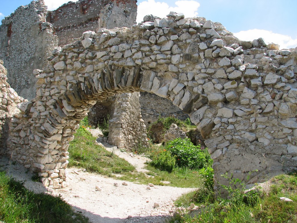 W mroku historii: Świat w ruinach - Čachtice (Słowacja)