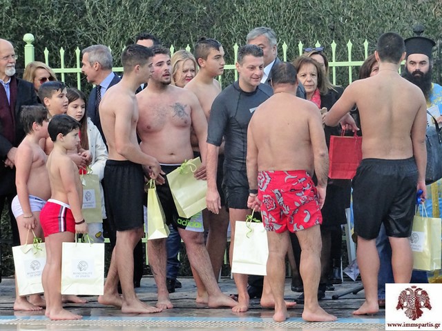 Ἐν Ἰορδάνῃ βαπτιζομένου Σου Κύριε,ἡ τῆς Τριάδος ἐφανερώθη προσκύνησις