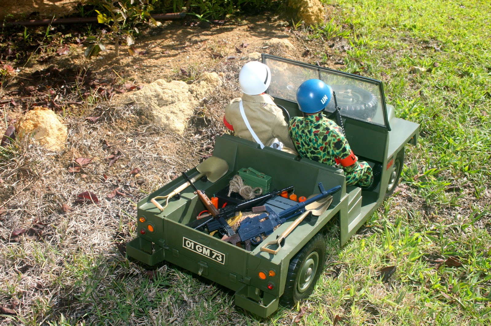 EL DRAGON DORADO: JEEP GEYPERMAN ORIGINAL CON POLICIA MILITAR Y SOLDADO ...