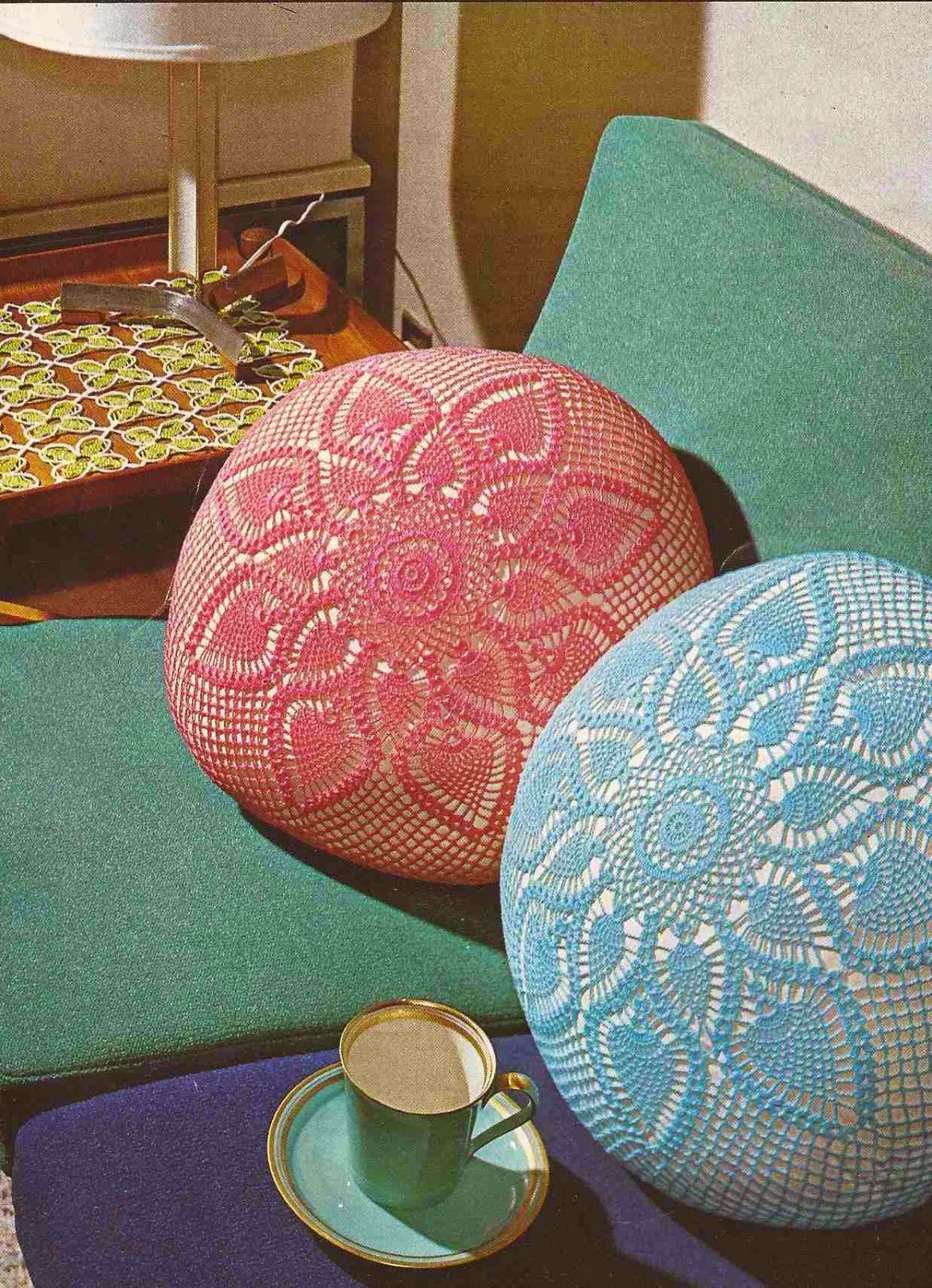 Patrones de 2 modelos de almohadones redondos al crochet