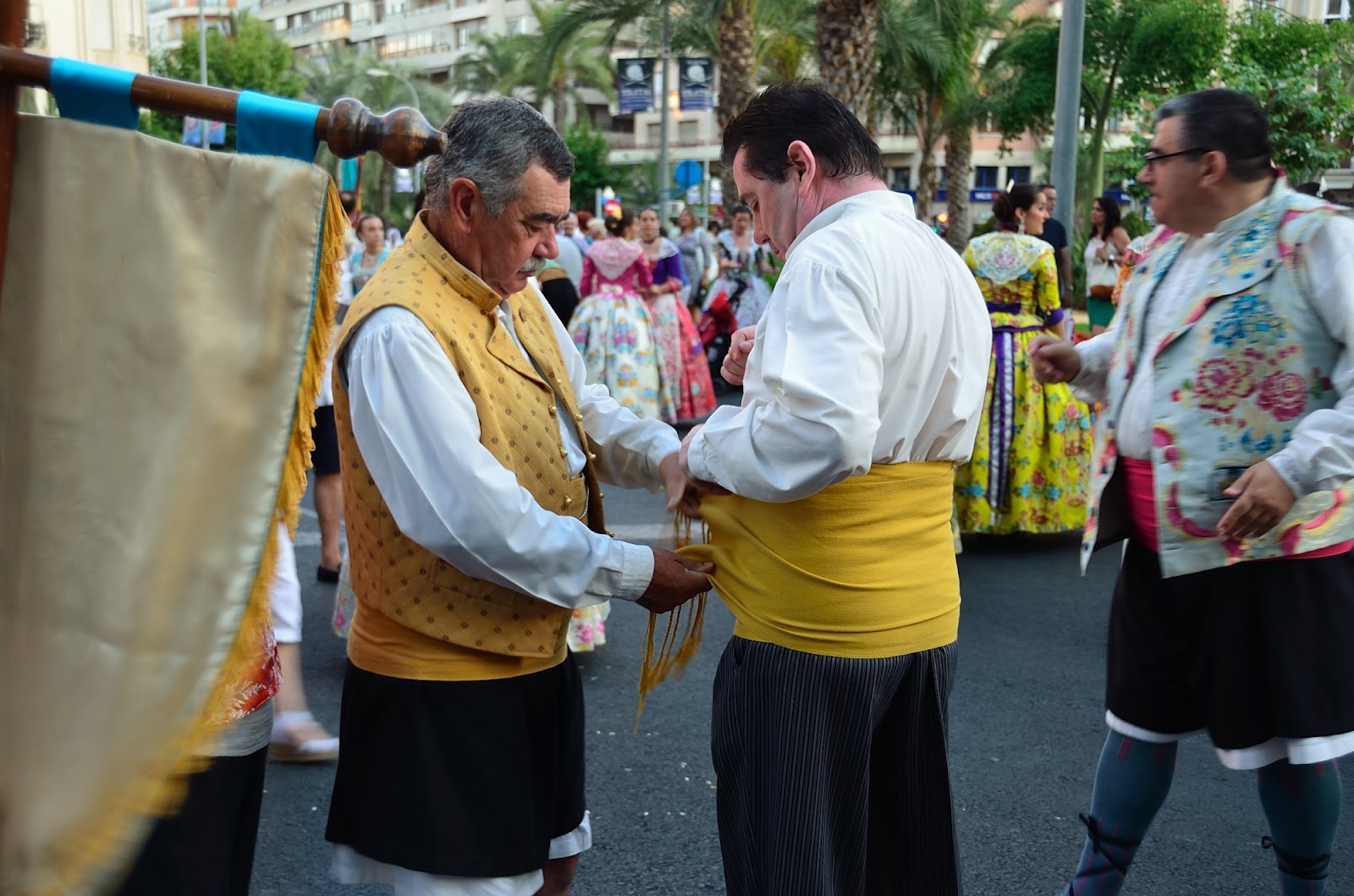 ALICANTE SIEMPRE: HSJ. COMO PONERSE EL FAJIN.