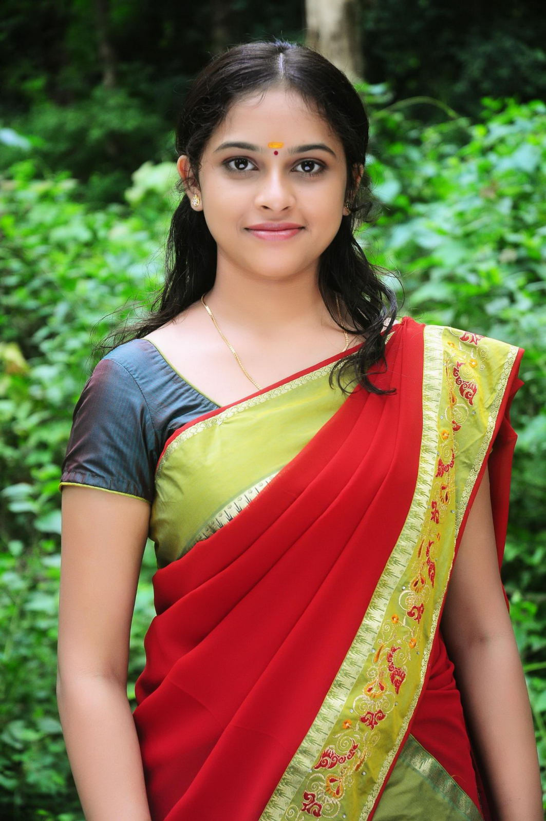 Cute Actress Divya Sri Beautiful Hafl Saree Stills High Resolution No ...