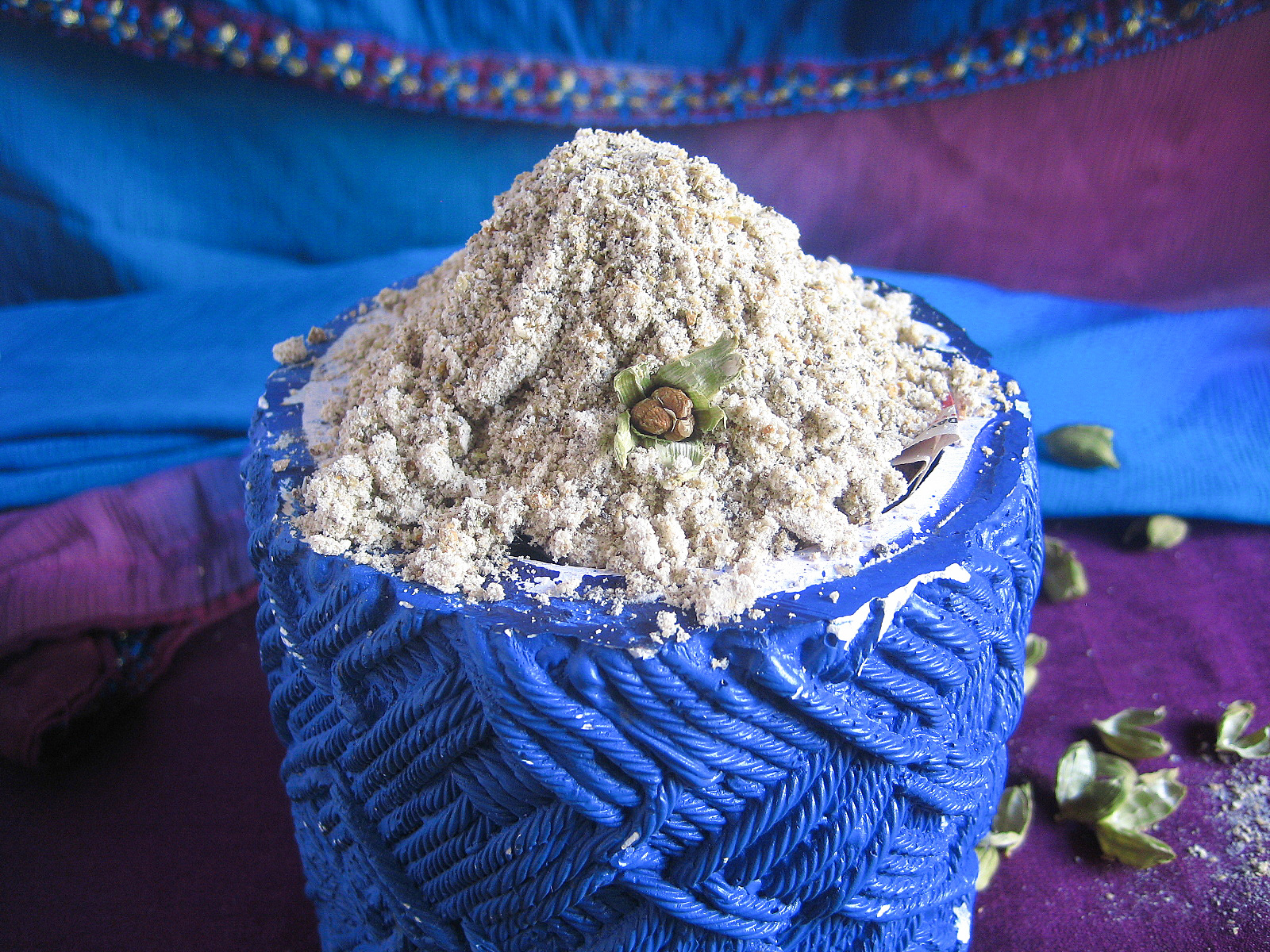 madhuri's kitchen: cardamom elaichi powder