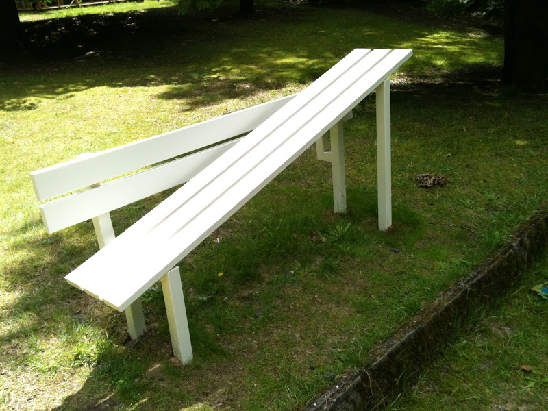 MONOCHROMATIC AXONOMETRIC: Hein's (dys)functional Modified Social Benches