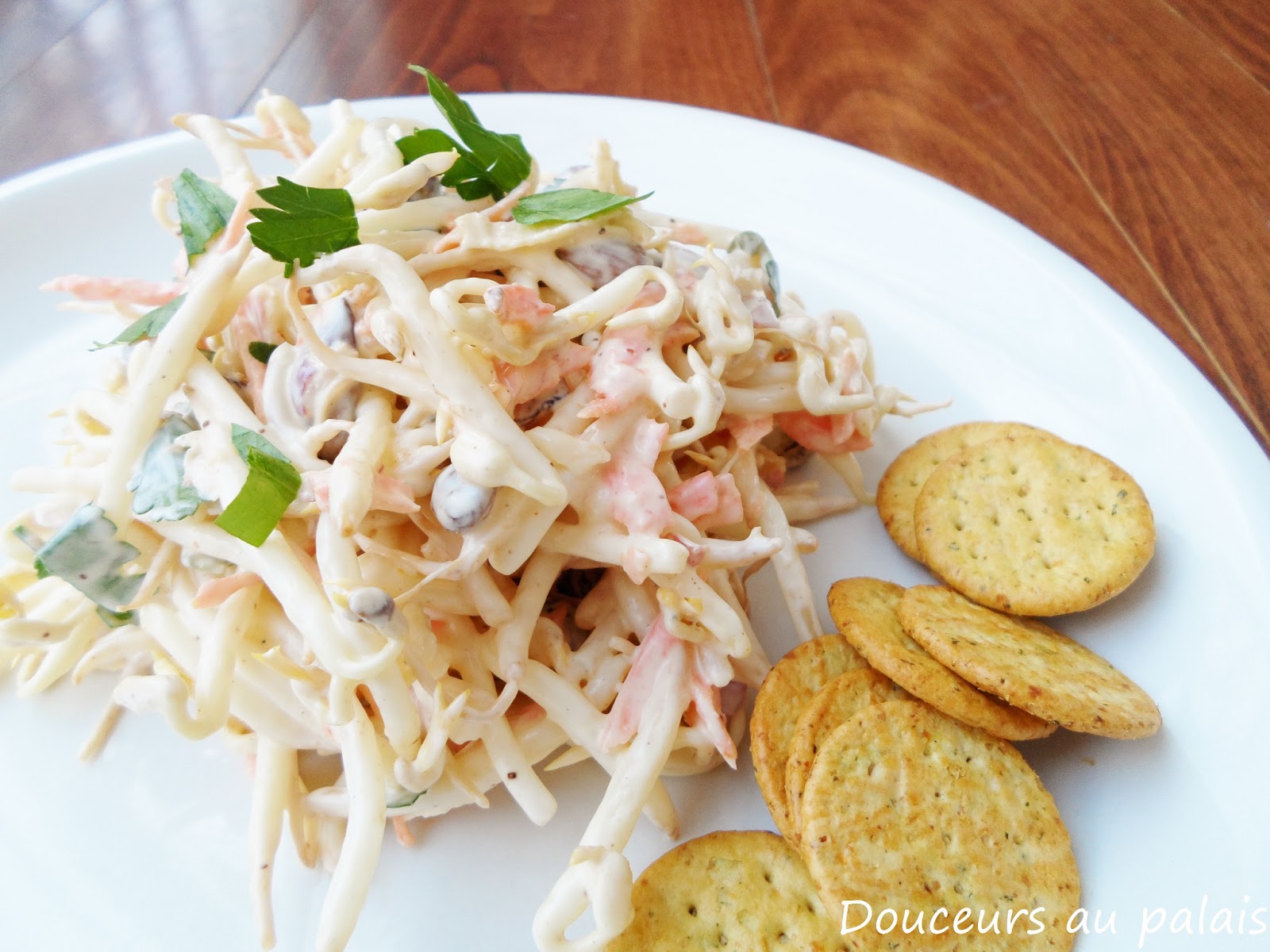 Salade de fèves germées aux amandes, pomme et carotte
