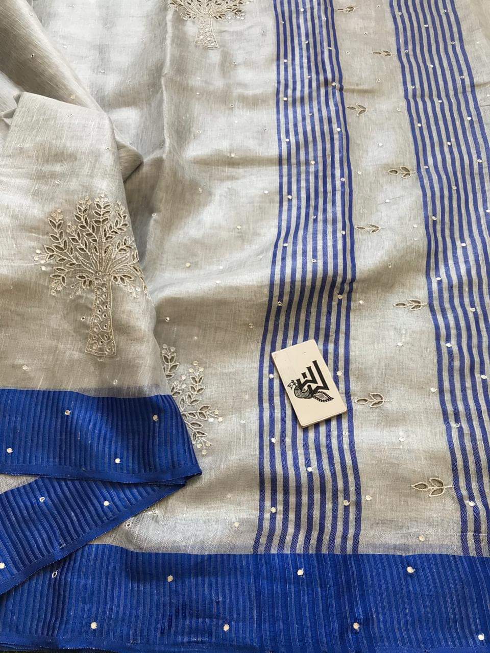 Tissue lenin with pearl work