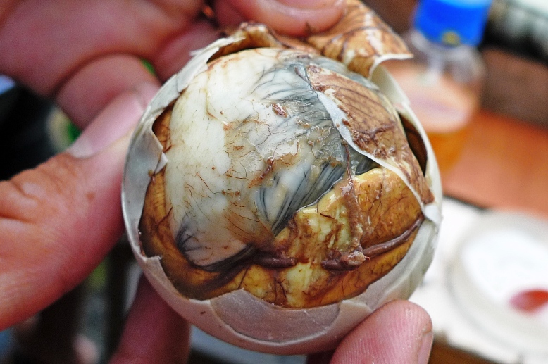 My Very First Blog: Eating Balut And Kwek Kwek In Quiapo