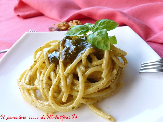 Il Pomodoro Rosso di MAntGra: Spaghettoni con pesto di pistacchi e noci