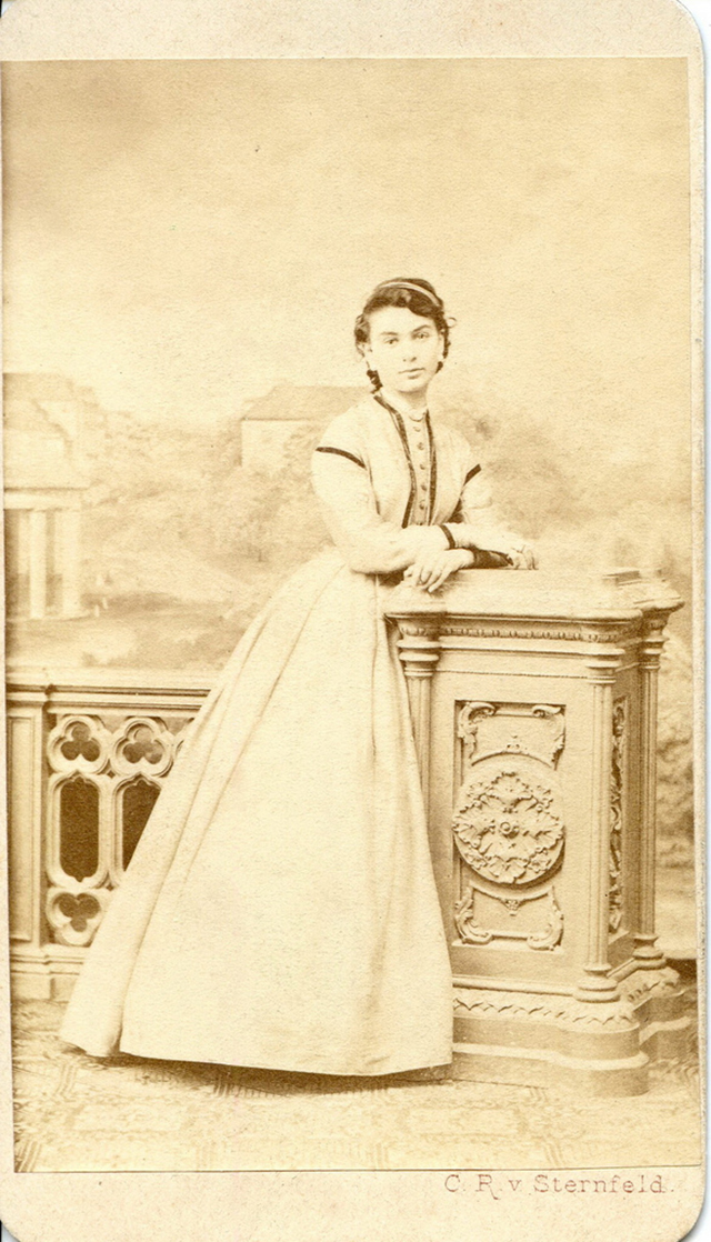 30 Fascinating Vintage Studio Portraits of Viennese Women from the ...