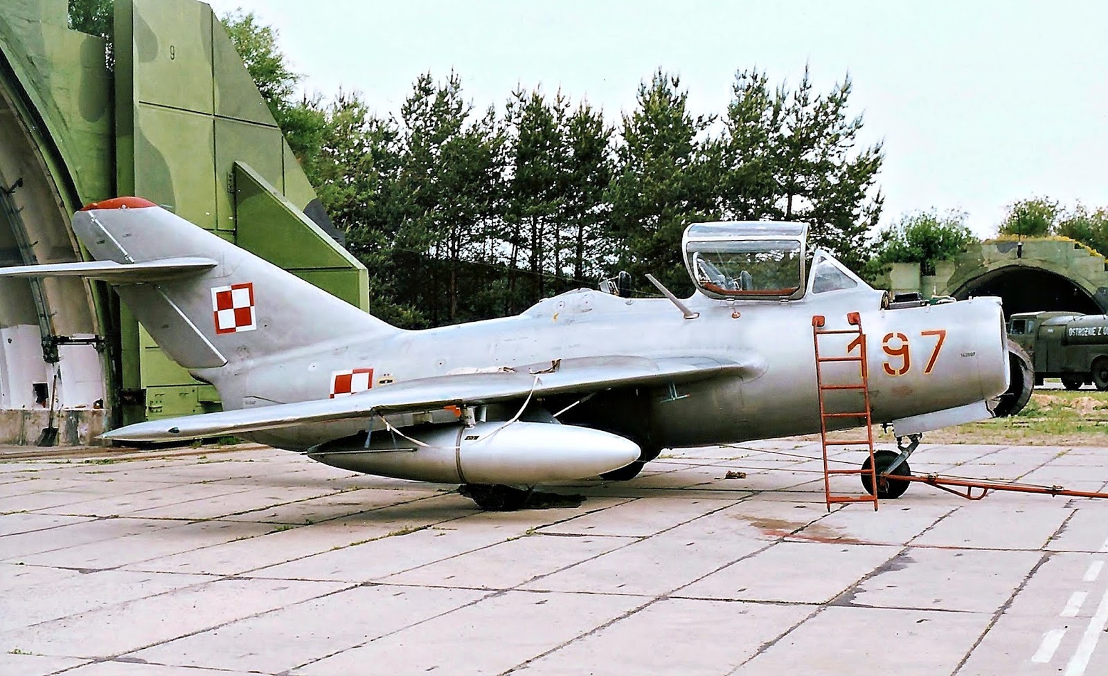 Blog Antona: Nasze Lim 6 Bis i SB Lim 2M, na lotnisku w Babimoście ...