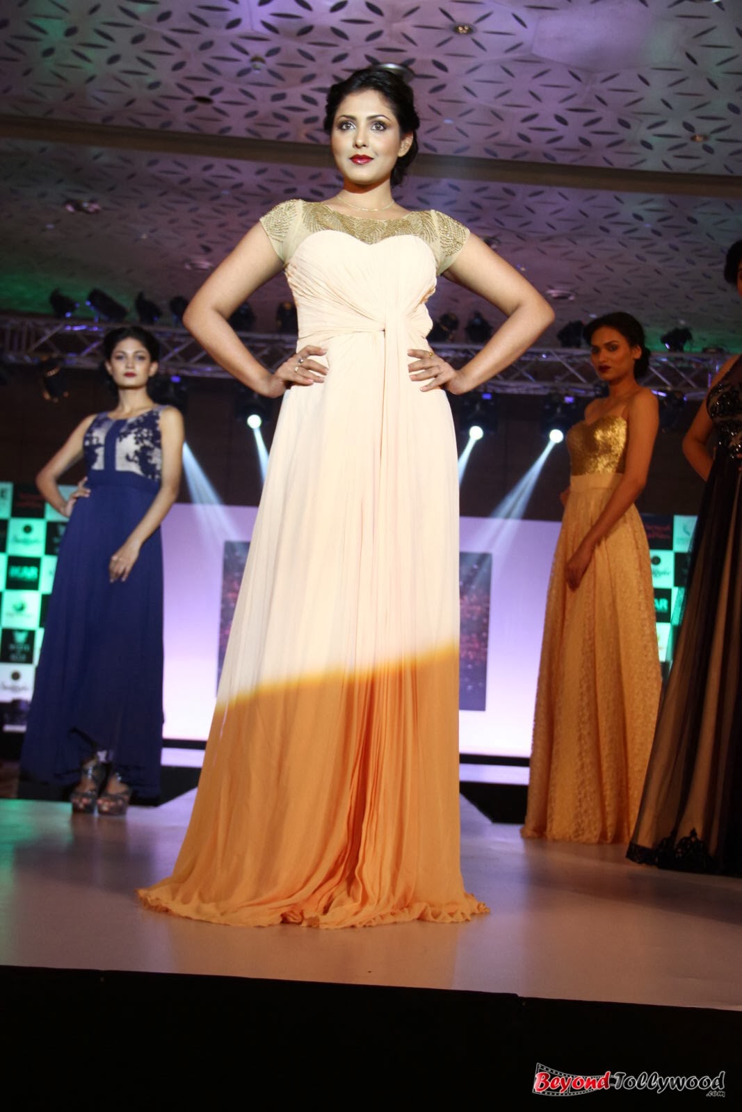 spicyimg: Madhu Shalini New Ramp Walk Stills