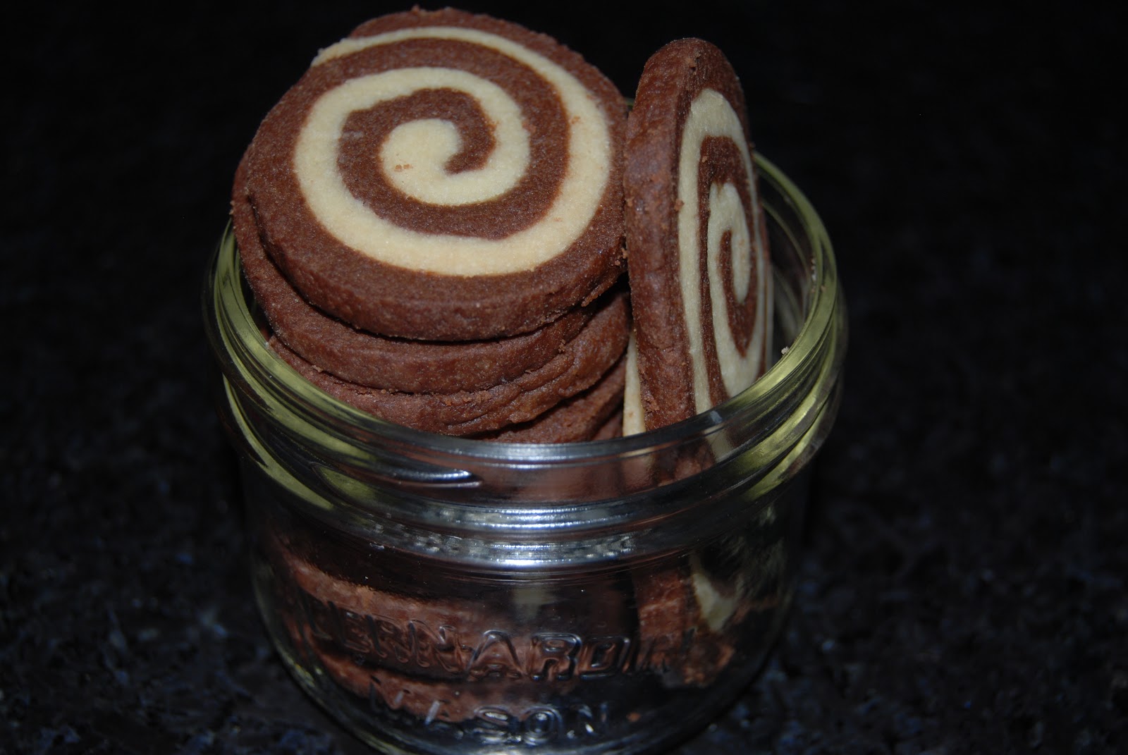 Wilma: Loft Living: Chocolate Vanilla Spiral Cookies
