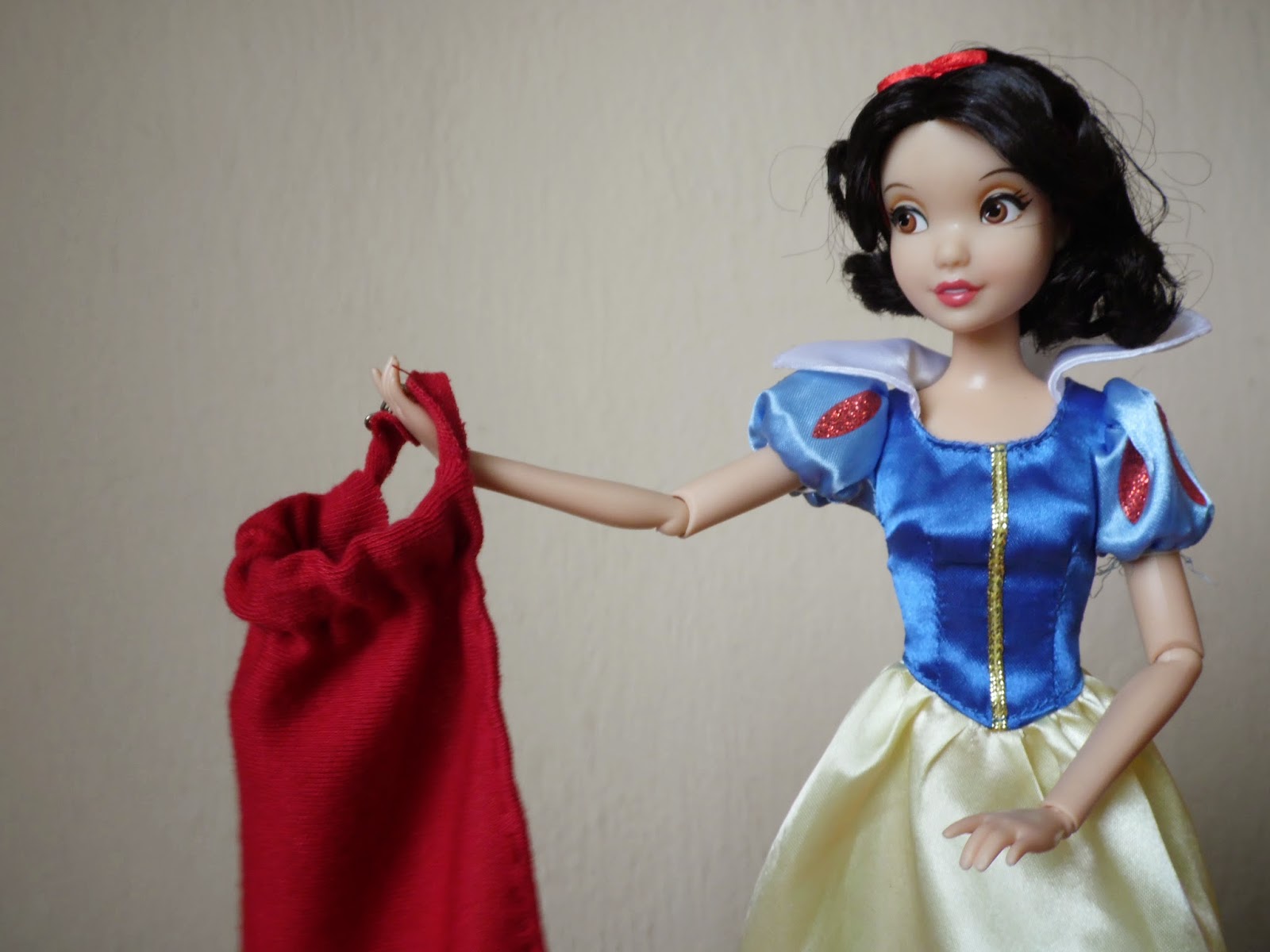 Disney Princess Collector: Snow White Doll Review