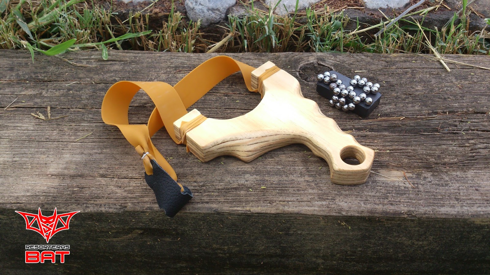 Resorteras BAT: The Claw, diseño con agarre lateral