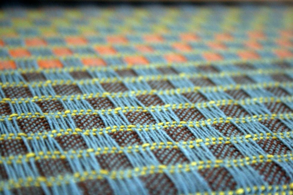 Weave-Away: Colors on the honeycomb weave