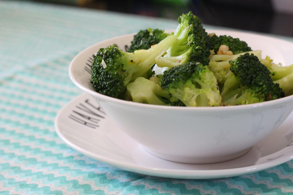BRÓCOLIS REFOGADO NO ALHO - Priscila Schulz | RECEITA ESPERTA - Moda e ...