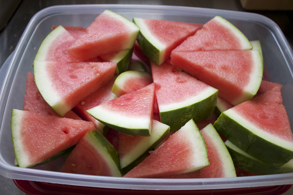 Nest Candy: How to Cut Watermelon into Triangle Slices