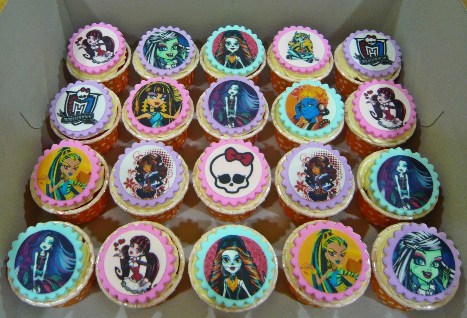 Jenn Cupcakes & Muffins: Monster High Cupcakes