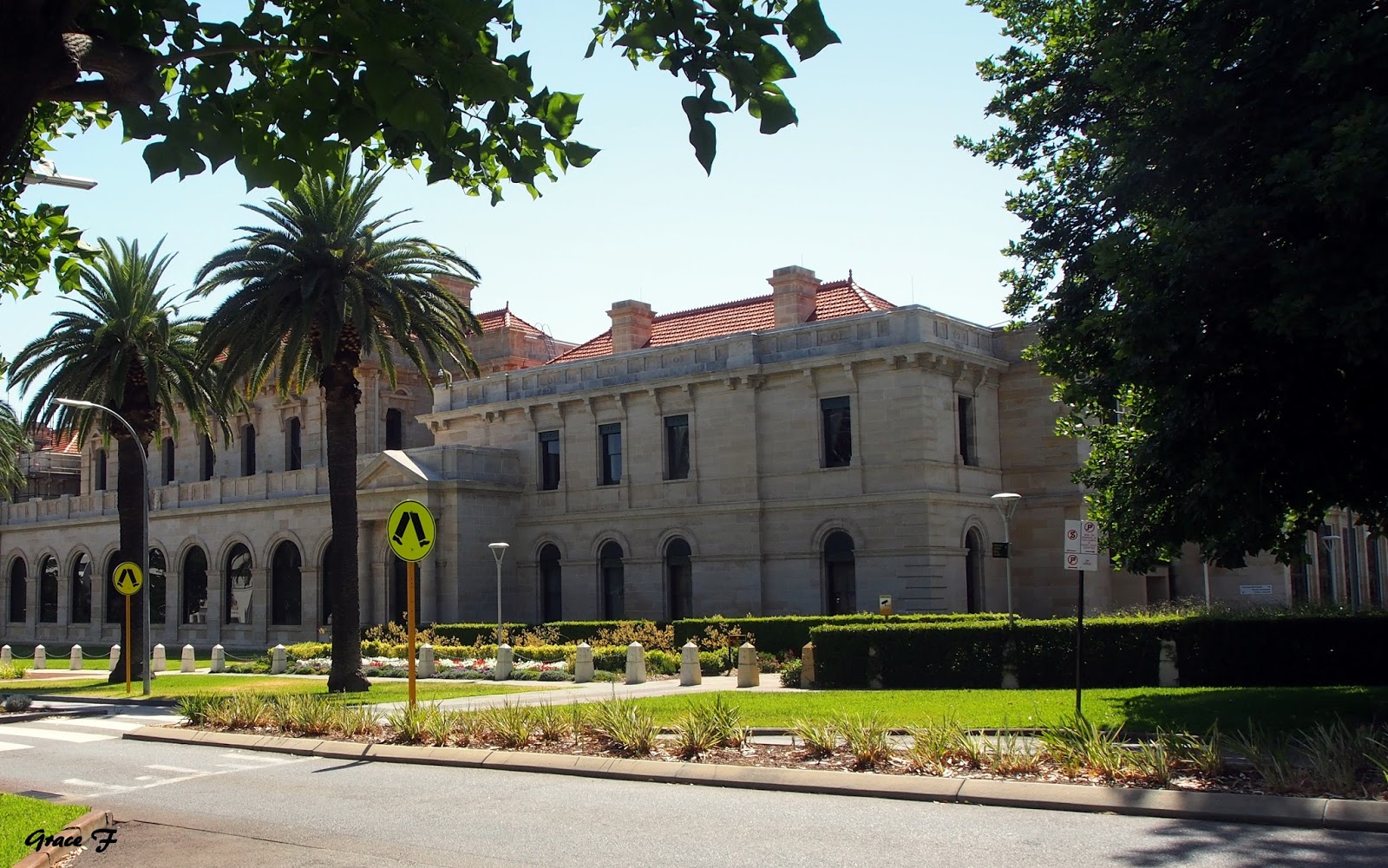 Perth Daily Photo : Parliament House.. finding the 'good' side.